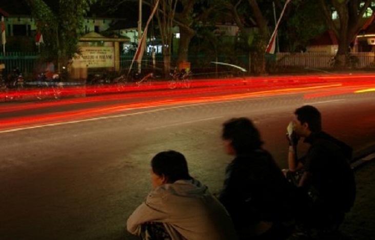 Nongkrong di Pinggir Jalan Memang Asyik, Tapi Resikonya Cukup Mematikan – MOTOGOKIL